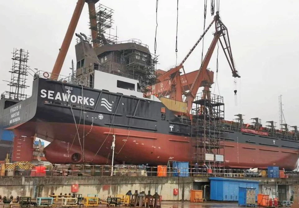 Seaworks’ LNG-powered self-unloading bulker hits the water | World ...